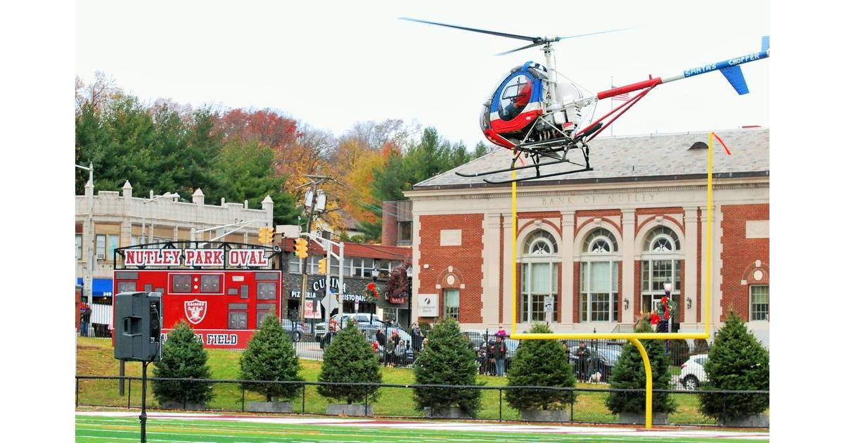 Santa and Mrs. Claus Return to Nutley Park Oval by Helicopter To ...