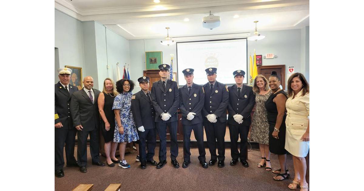 Mayor Susan McCartney Administers the Oath of Office to Five ...