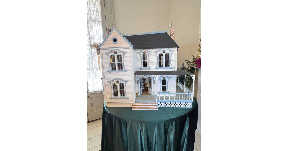 The Magic of Christmas in Miniature: A New Treasure at Kingsland Manor ...