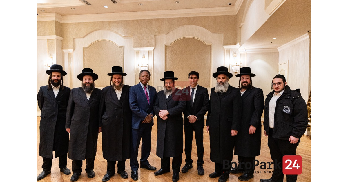 Mayor Derek Armstead of Linden Visits Boro Park Ahead of Hanukkah to ...