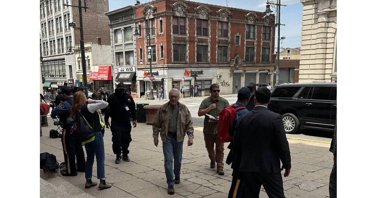 Robert De Niro Spotted Filming Netflix Thriller ‘The Whisper Man ...