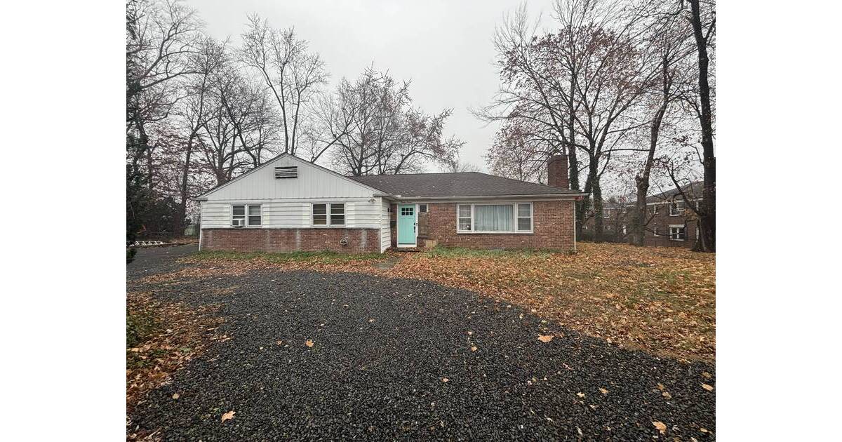 Another multifamily replacing a single house on a tiny, narrow, cal-de ...