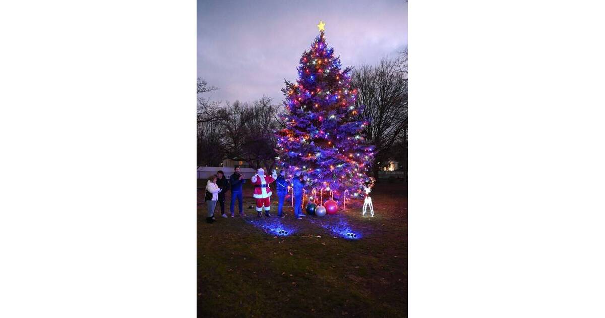 SEE PHOTOS: Paramus 2025 Tree Lighting Recap | Paramus, NJ News TAPinto ...