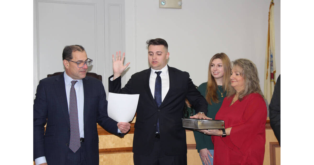 Mayor Sarlo Swears in the Newest Member of the Wood-Ridge PD ...