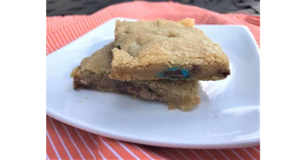 Got Candy? Make Our One-Bowl Leftover Halloween Candy Cookie Bars ...