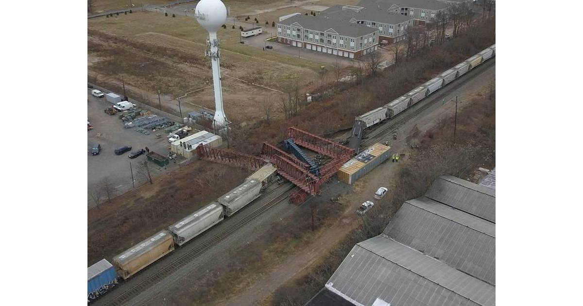 Freight Train Derailment Halts NJ Transit Raritan Valley Line Service ...