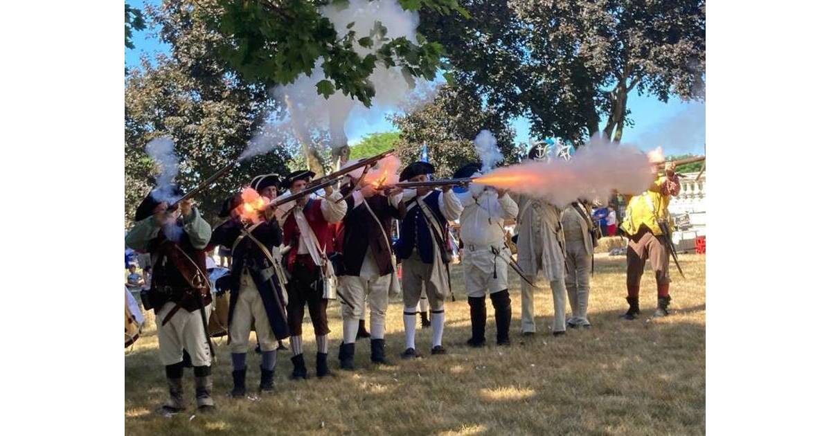 Huzzah! Revolutionay War Re-enactors in Full Regalia Bring History ...